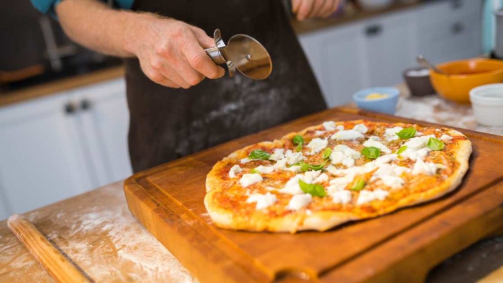 How To Cut A Pizza Into 7 Slices With 3 Cuts How To Cut A Pizza Into 7 Slices With 3 Cuts